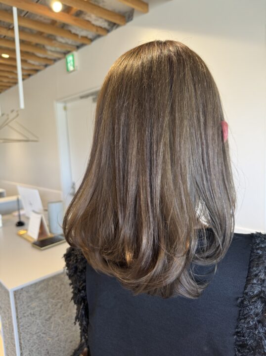 Ash beige.｜ヘアカタログ｜アリミノヘアカタログ｜IROTRIP（イロトリップ）